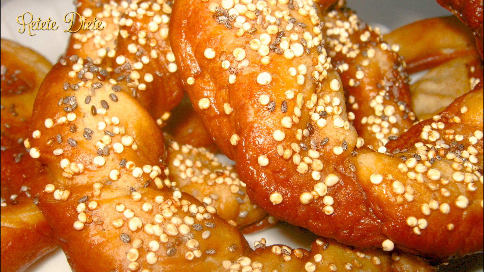 Covrigi de casă opăriți, cu susan și mac - Retete Diete