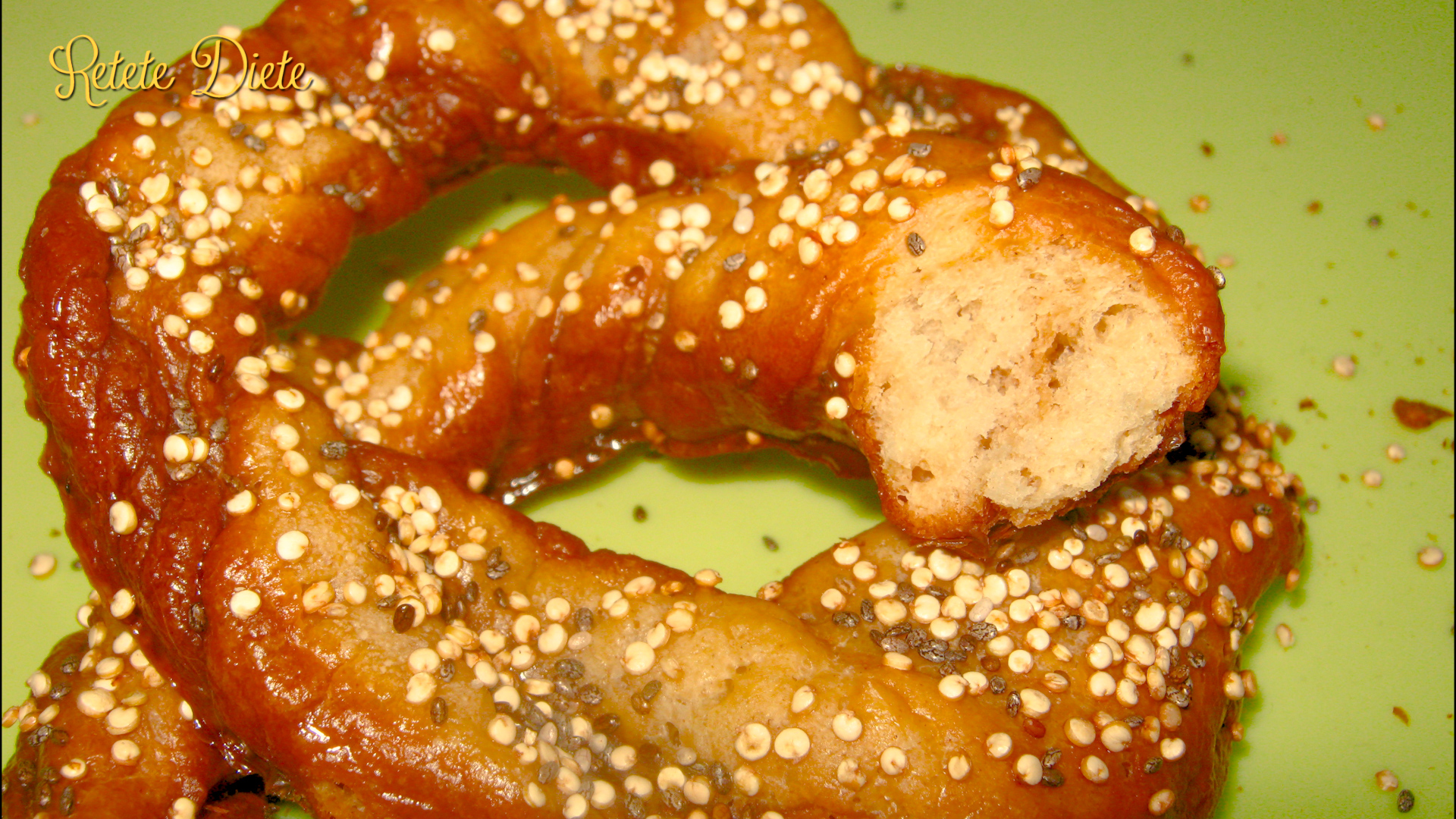 Covrigi de casă opăriți, cu susan și mac - Retete Diete