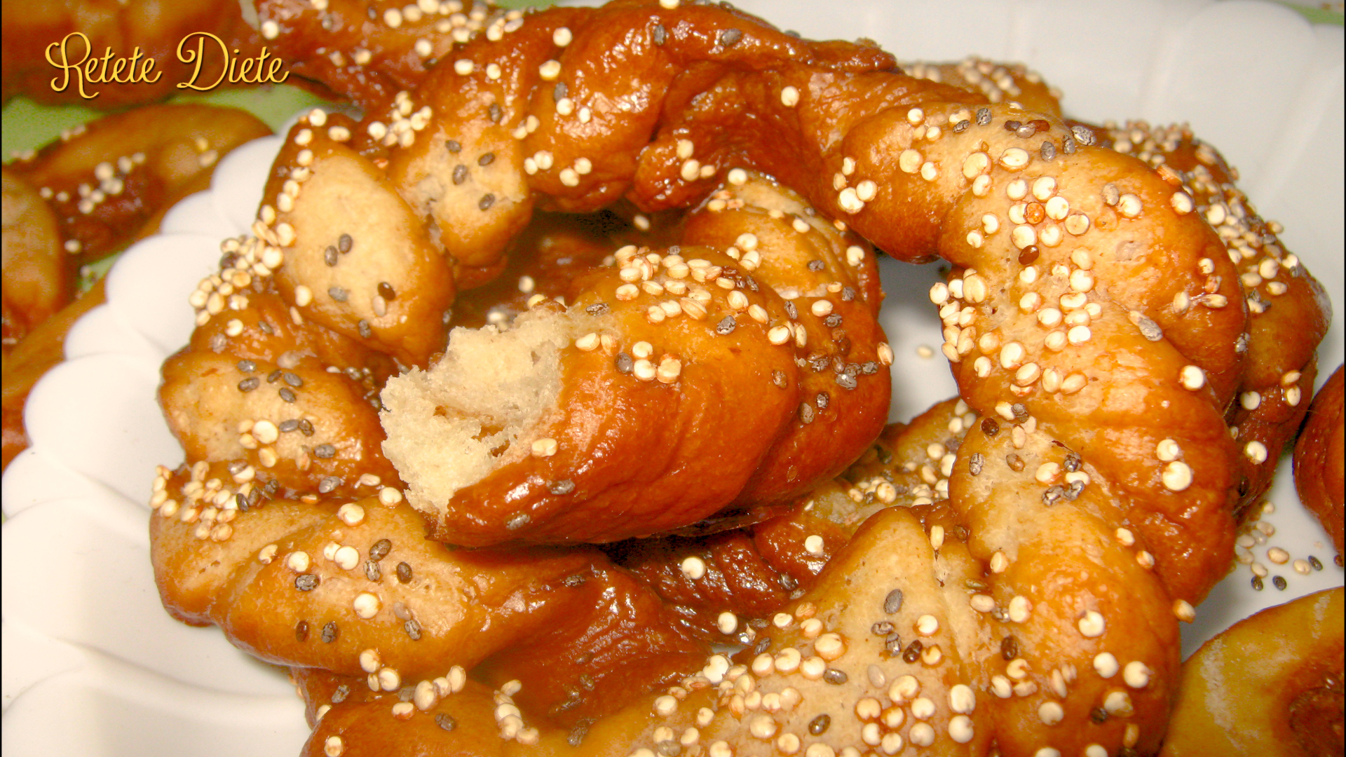 Covrigi de casă opăriți, cu susan și mac - Retete Diete